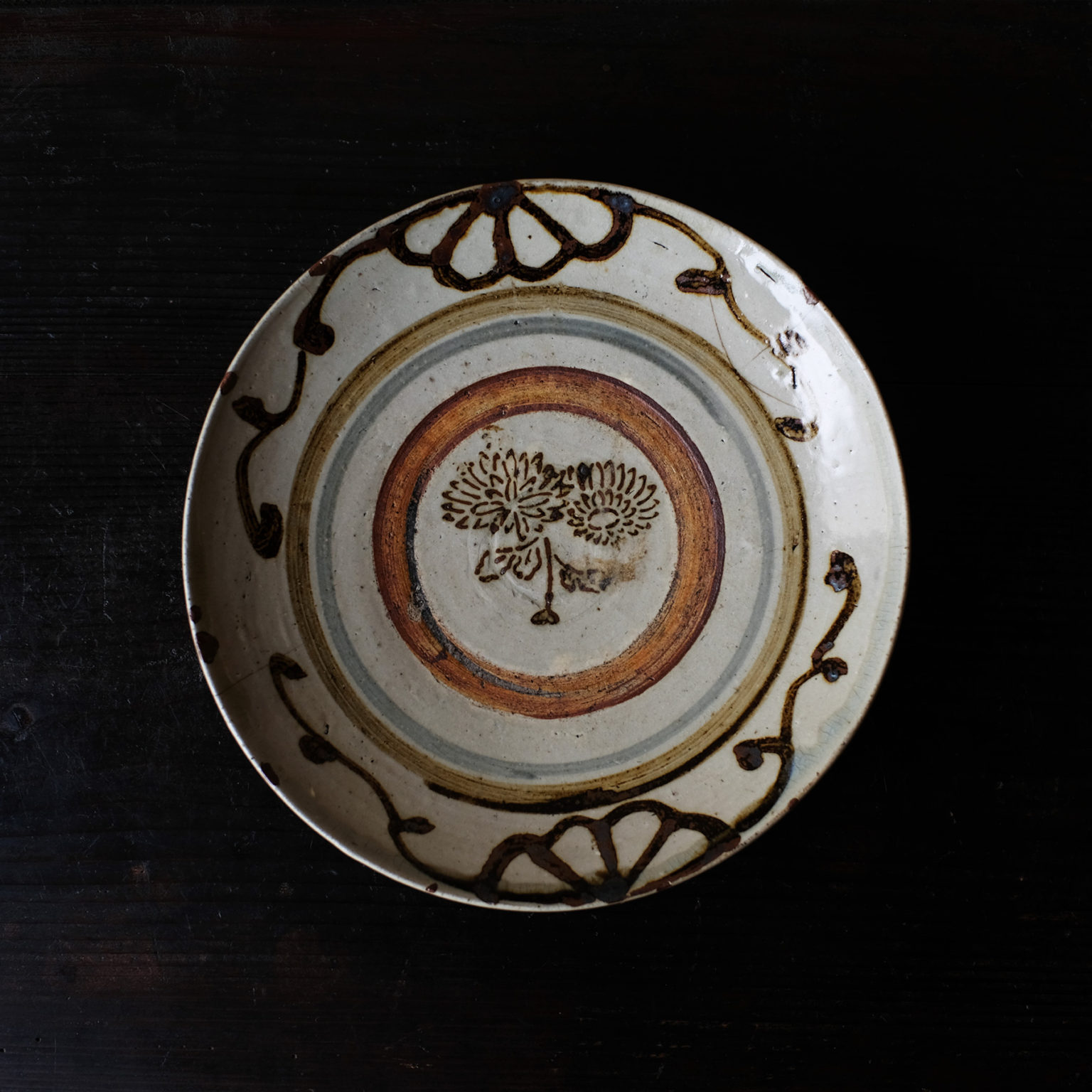 Mino Ware Dish with Chrysanthemum Design in Underglaze Iron and Blue ...